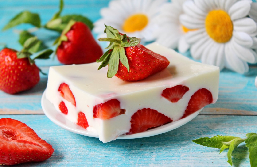 Braškių ir grietinės želė - Receptas su nuotraukomis