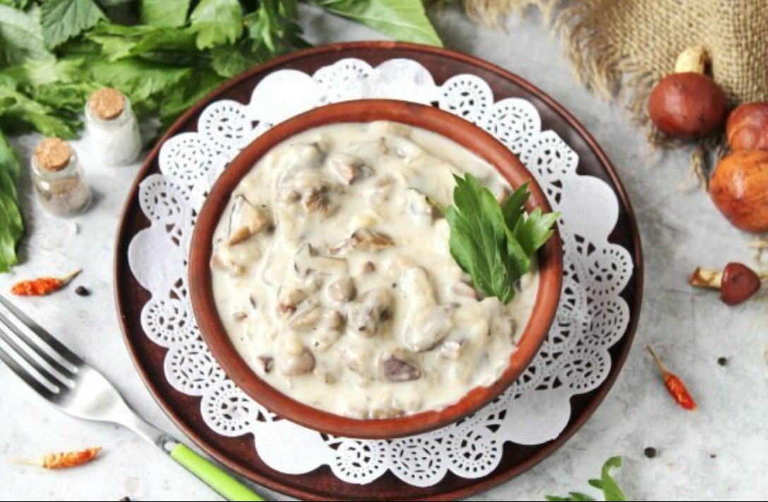 Grybai grietinėlės padaže - Receptas su nuotraukomis