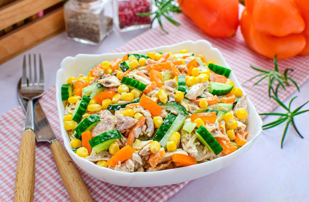 Husaro salotos su rūkyta vištiena - Receptas su nuotraukomis