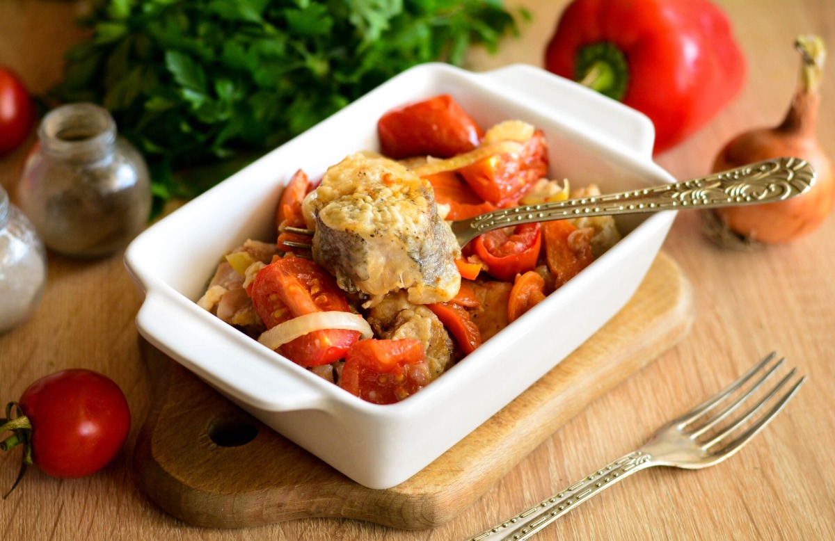 Jūros lydeka su daržovėmis orkaitėje - Receptas su nuotraukomis