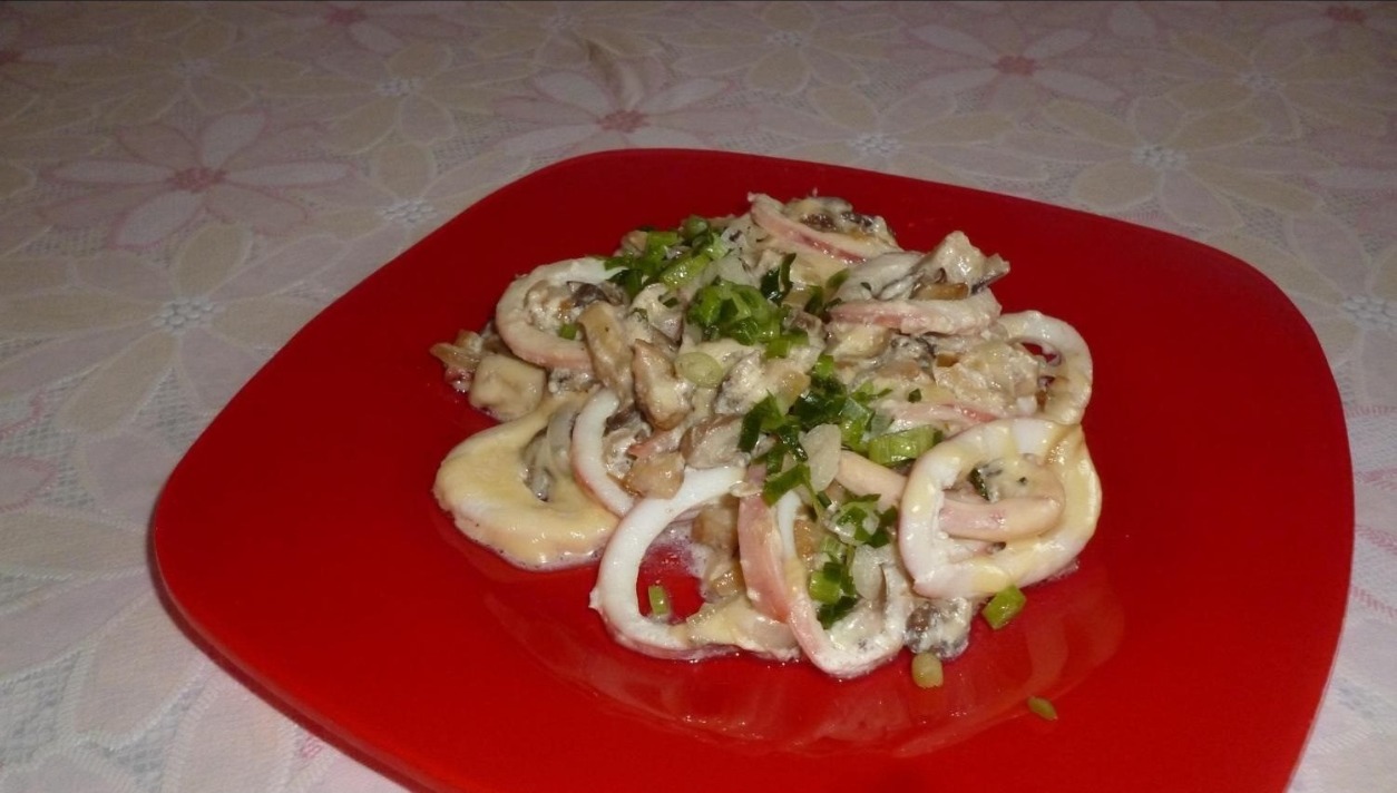 Kalmarai troškinti su grybais, svogūnais ir sūriu - Receptas su ...