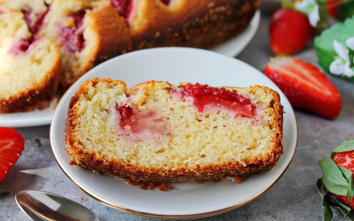 Keksas su braškėmis ir kondensuotu pienu - Receptas su nuotraukomis