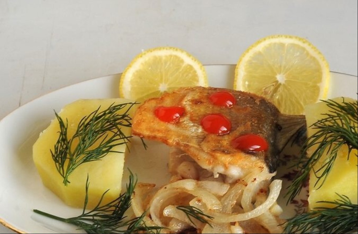 Kepta žuvis su svogūnais - Receptas su nuotraukomis