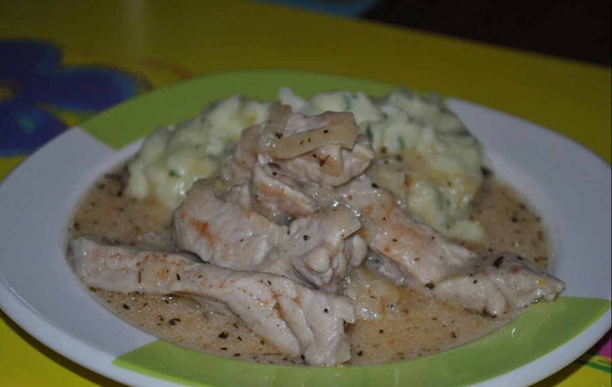 Kiauliena su grietinės padažu - Receptas su nuotraukomis