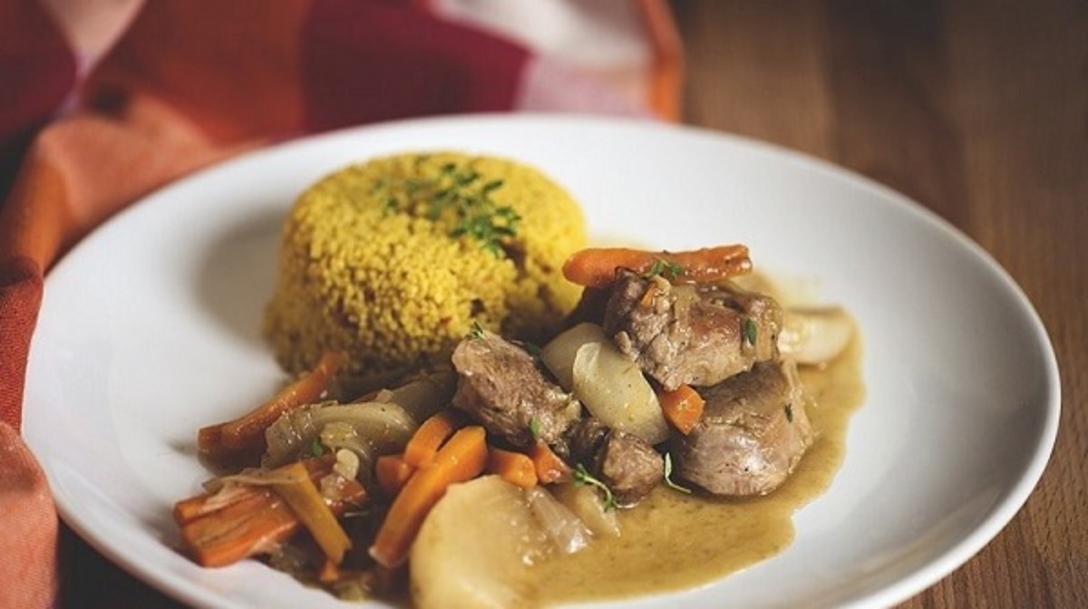 Kiauliena troškinta su ropėmis - Receptas su nuotraukomis