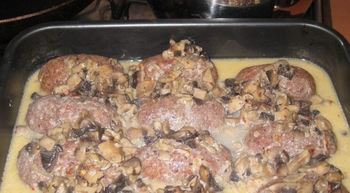 Kotletai su grybų padažu - Receptas su nuotraukomis