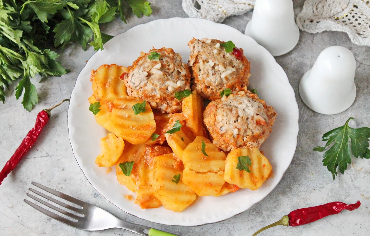 Kotletai su ryžiais ir bulvėmis - Receptas su nuotraukomis