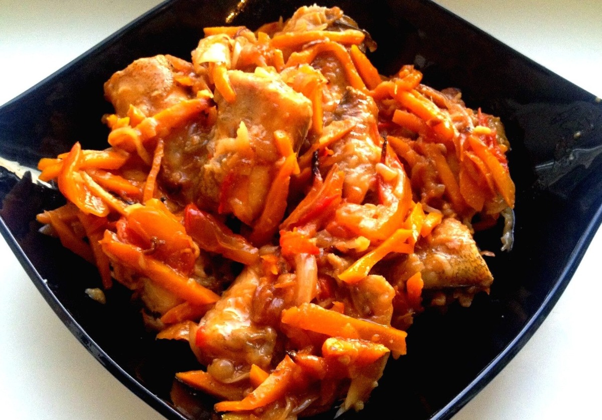 Lydeka troškinta su morkomis ir svogūnais - Receptas su nuotraukomis