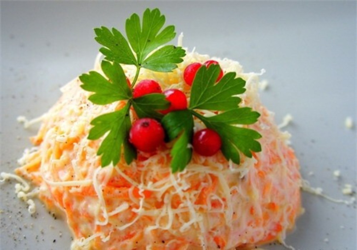 Morkų salotos su sūriu ir česnaku - Receptas su nuotraukomis