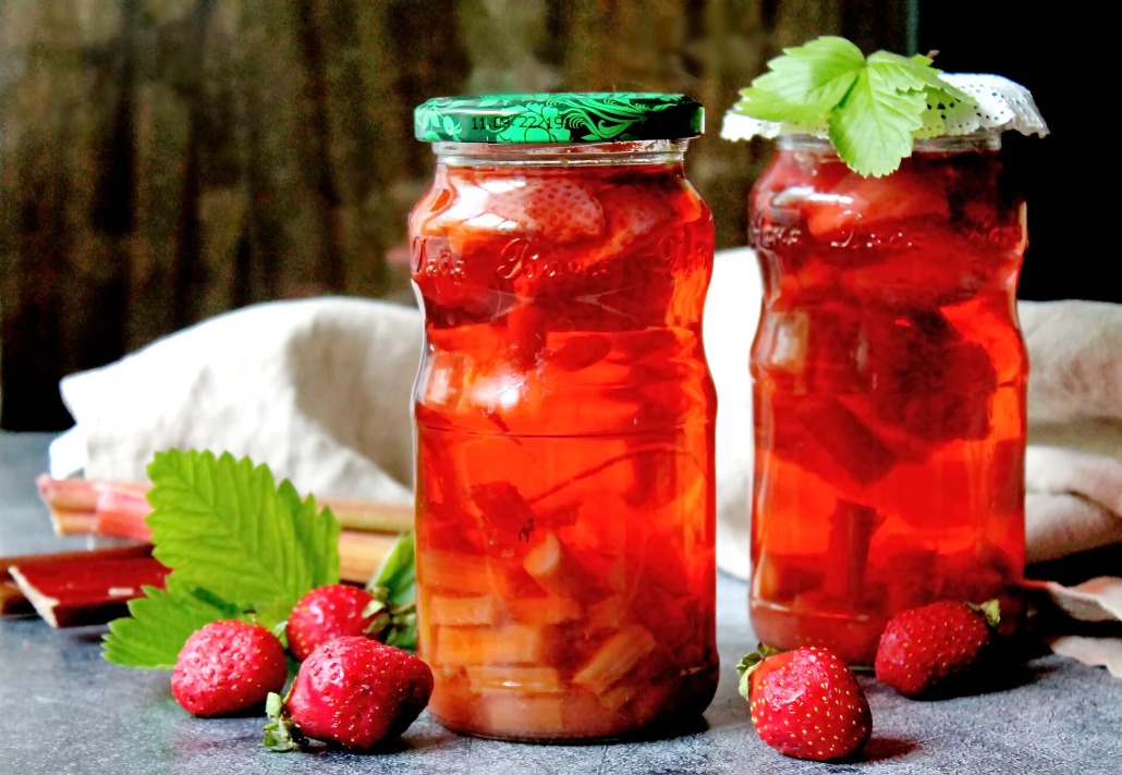 Rabarbarų ir braškių kompotas žiemai - Receptas su nuotraukomis