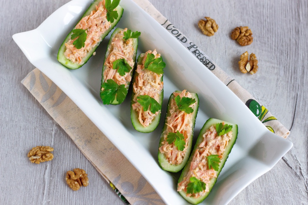 Riešutais įdaryti agurkai - Receptas su nuotraukomis