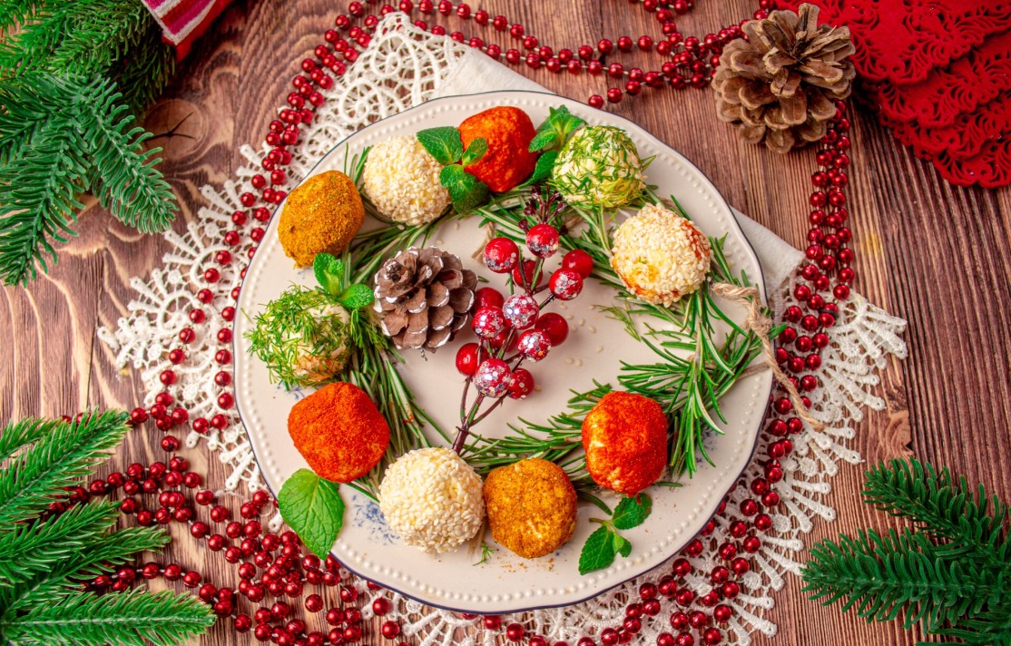 Užkandis Kalėdų vainikas iš sūrio - Receptas su nuotraukomis